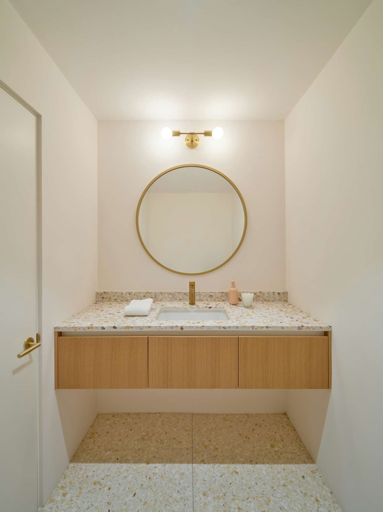 Photo 21 of 22 in Craft Guru Amy Tangerine’s Midcentury-Modern Makeover ...