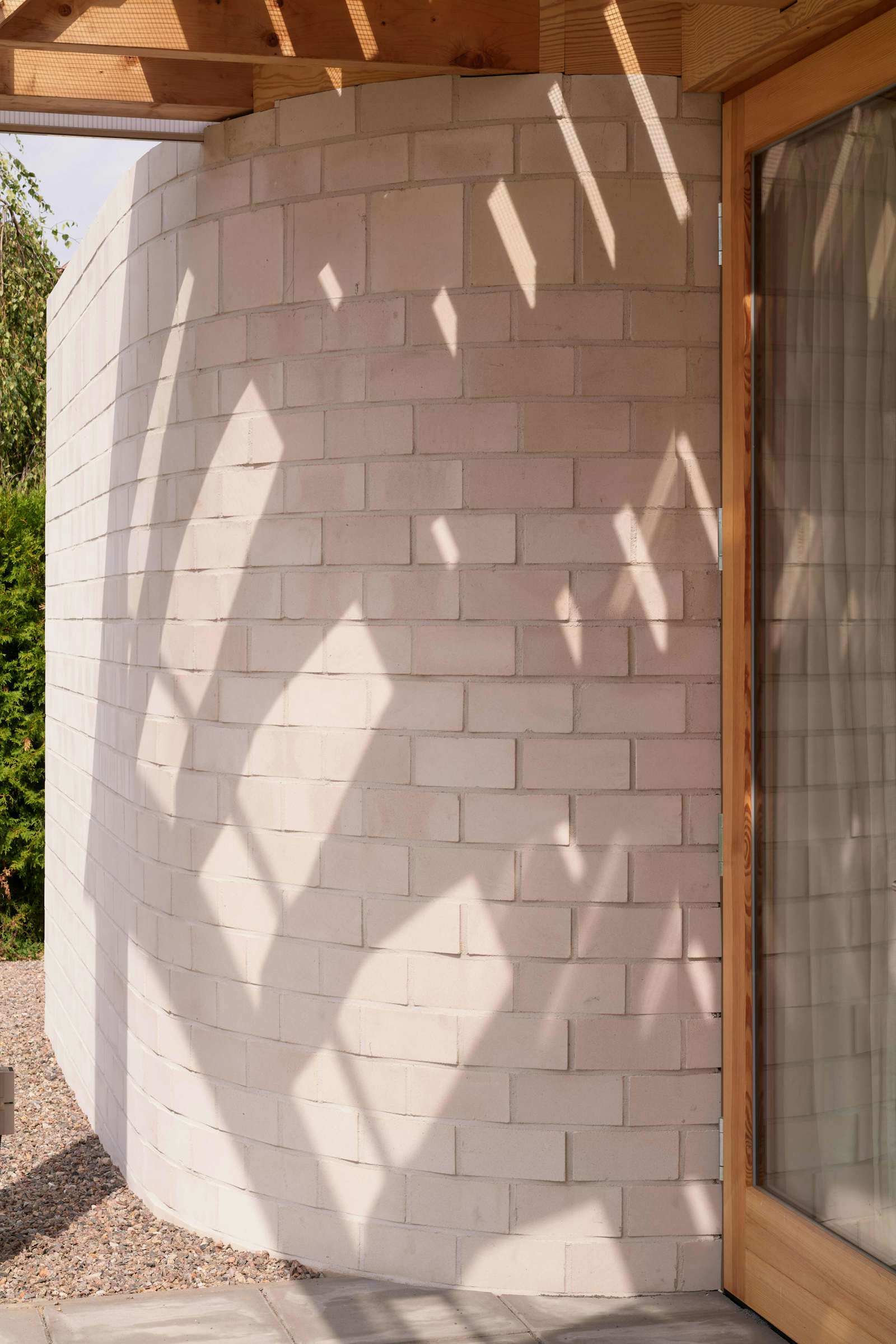 Photo 8 of 26 in The See-Through Roof of This Brick Home Doubles as a ...