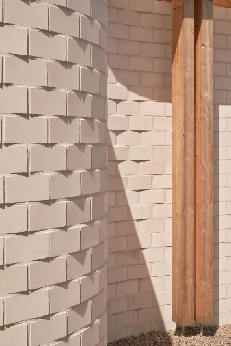 Photo 8 of 26 in The See-Through Roof of This Brick Home Doubles as a ...