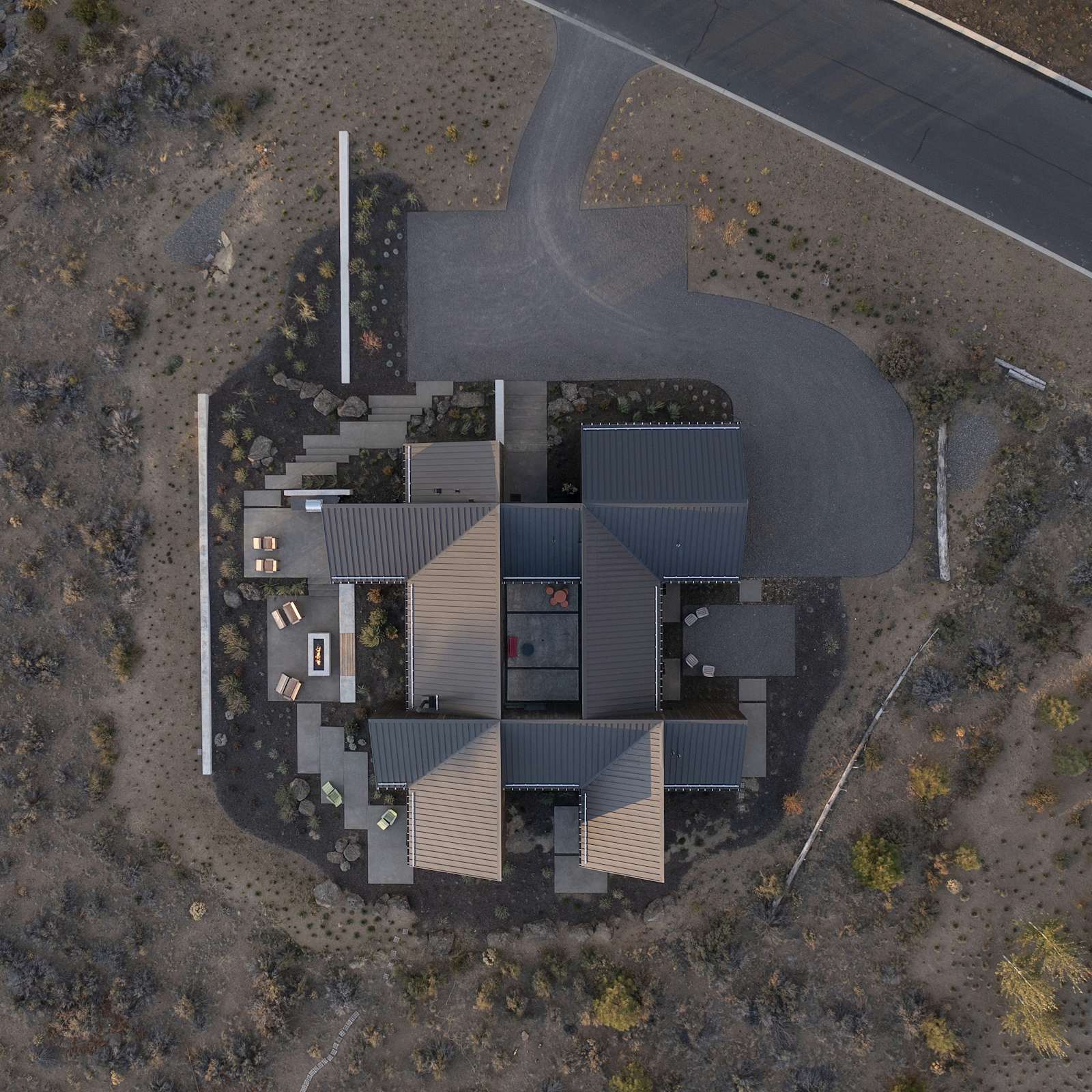 Photo 12 of 12 in An SF Couple Erect a Hashtag-Shaped Home in the High ...