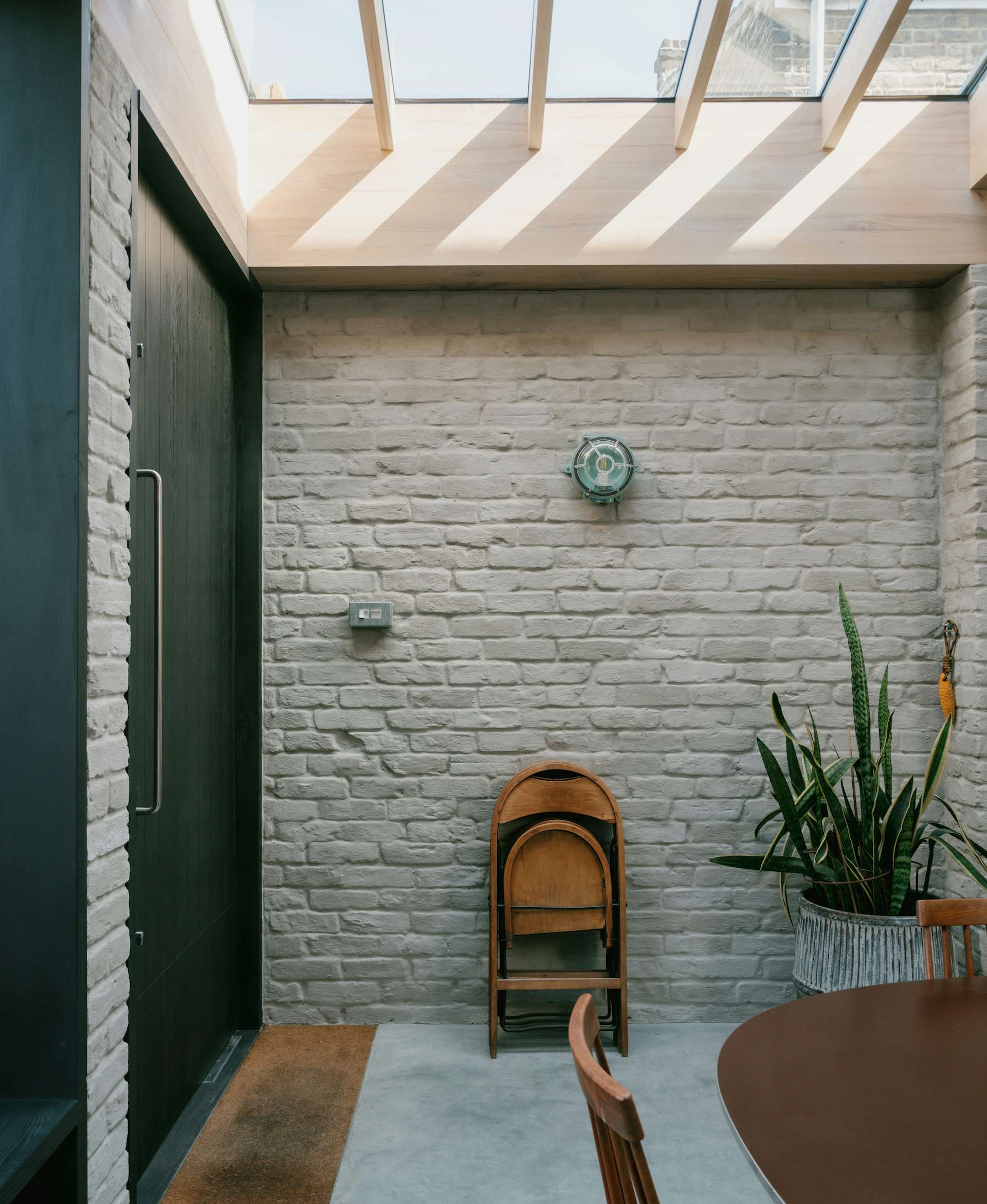 Many Hands Made Light Work of This Luminous Renovation in London - Dwell