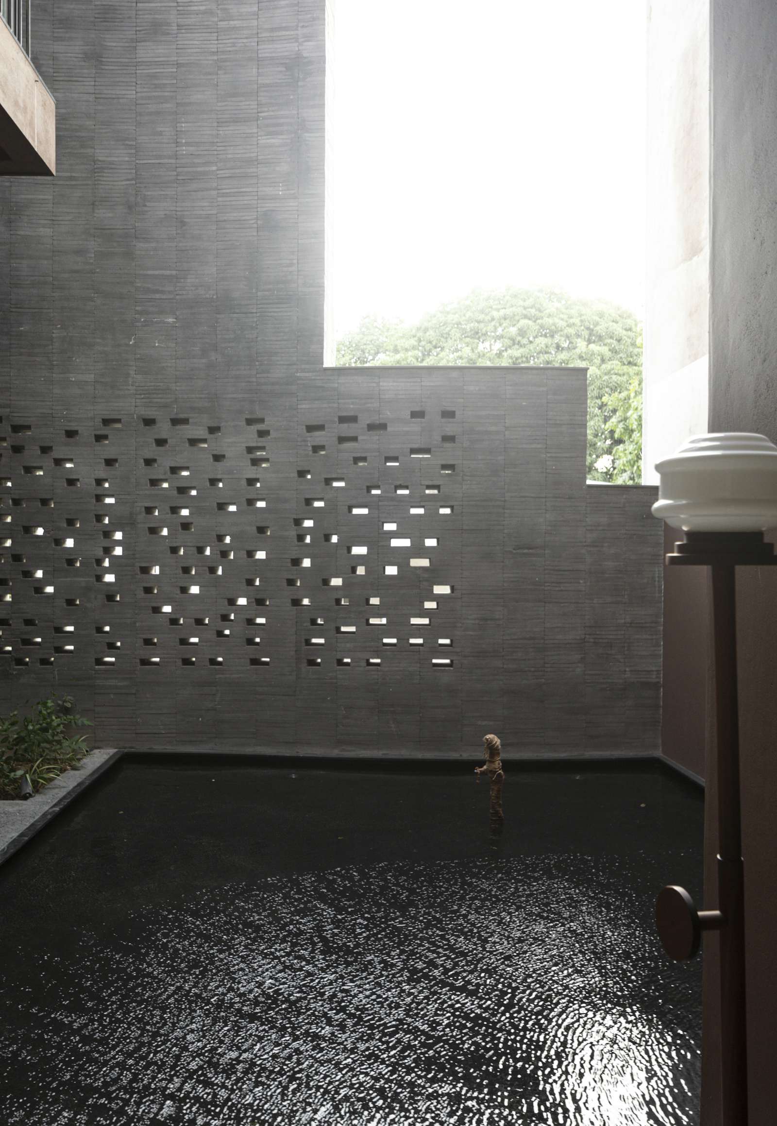 A Courtyard Home Designed for Natural Cooling Beats the Dry Heat - Dwell