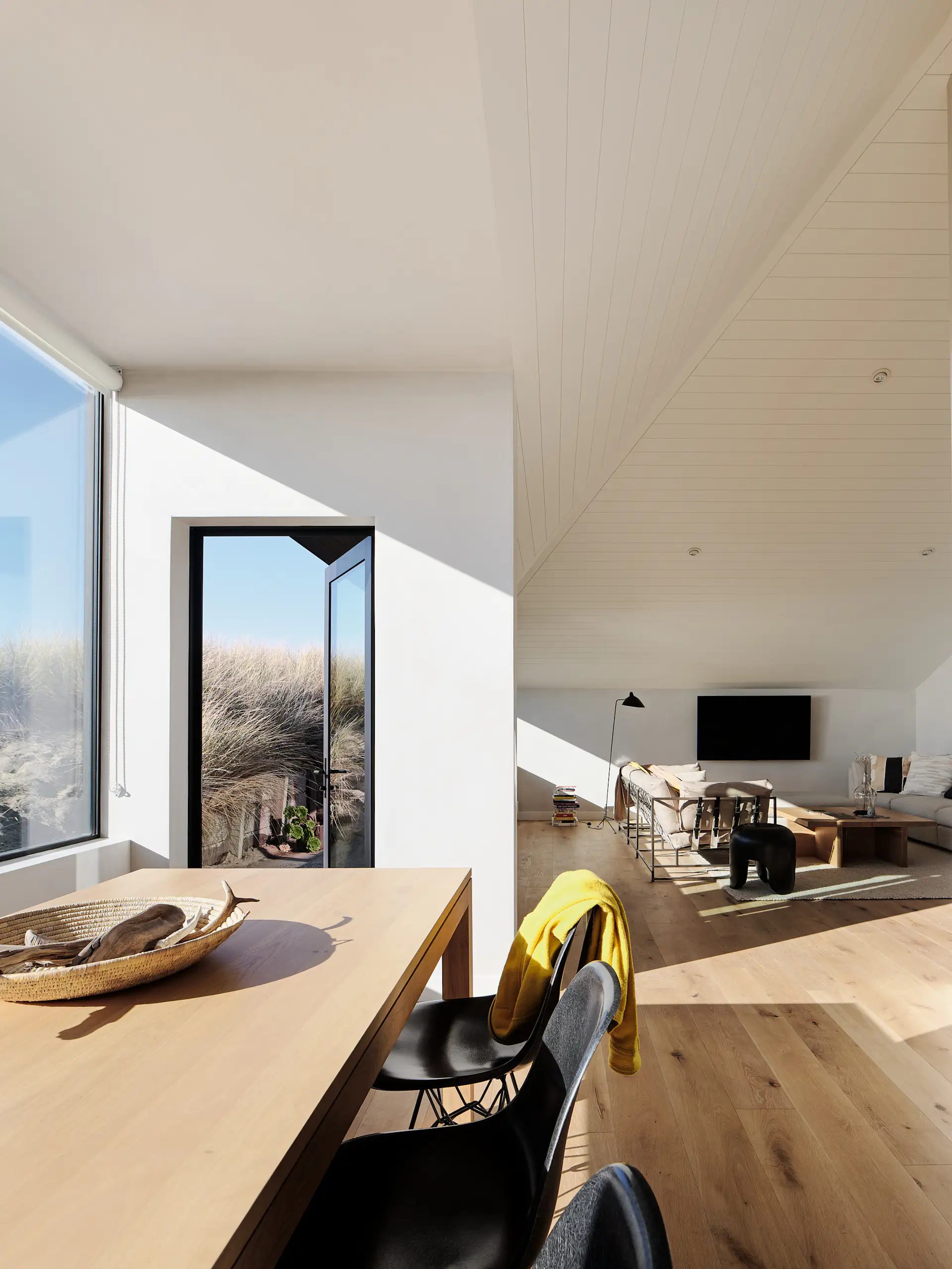 Big Windows and White Interiors Punch Up a Gloomy ’60s California Beach ...