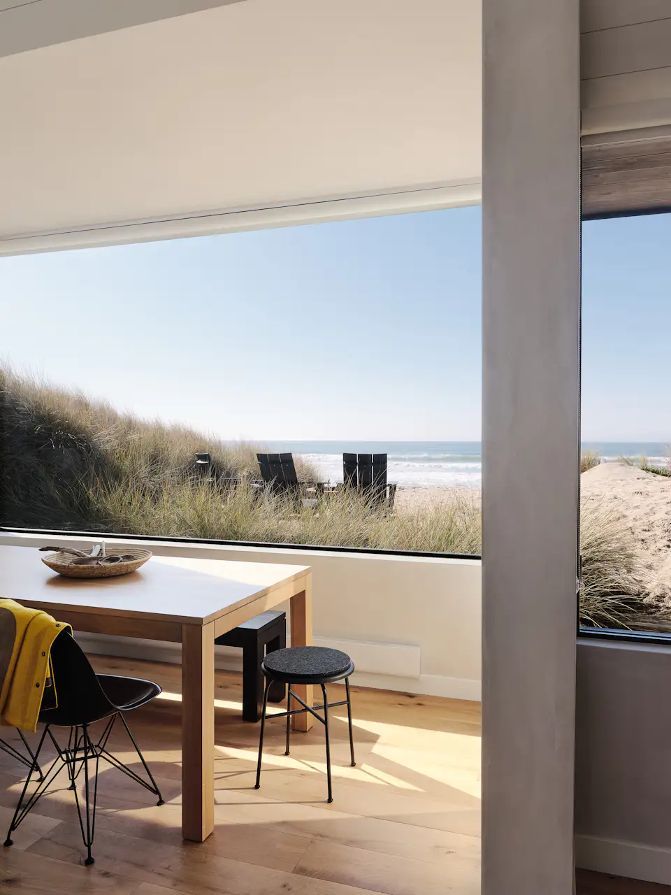 Big Windows and White Interiors Punch Up a Gloomy ’60s California Beach ...