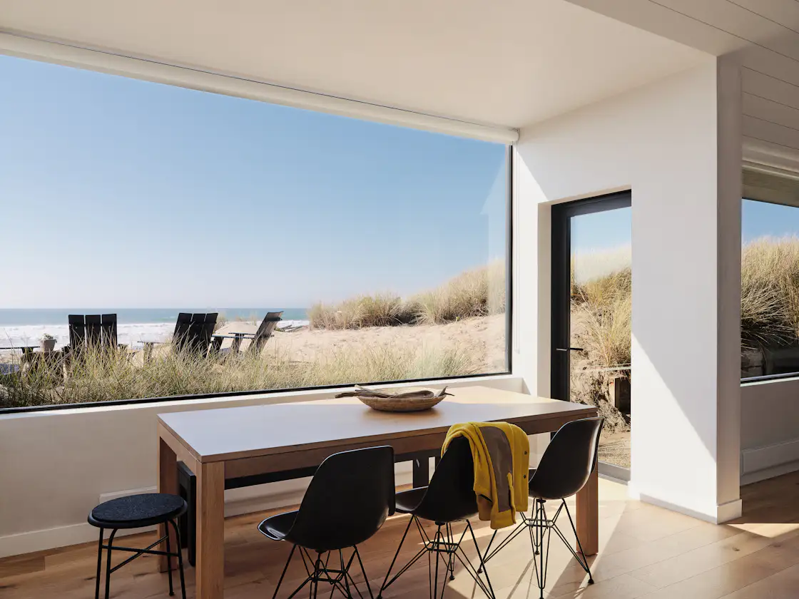 Big Windows and White Interiors Punch Up a Gloomy ’60s California Beach ...