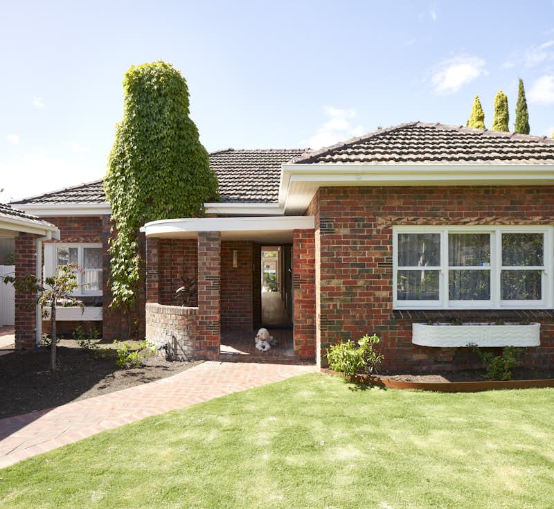 A Modest Brick Home’s Curving Entry Inspires a Sinuous Steel Extension ...