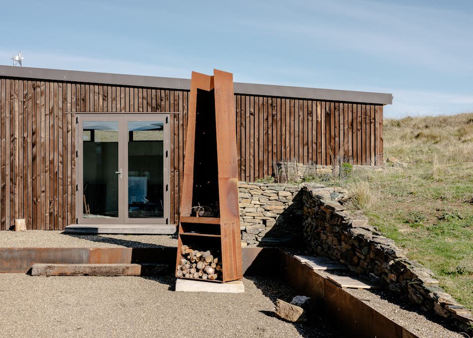 Photo 10 of 31 in This Rammed Earth Home in Remote New Zealand Has Some ...