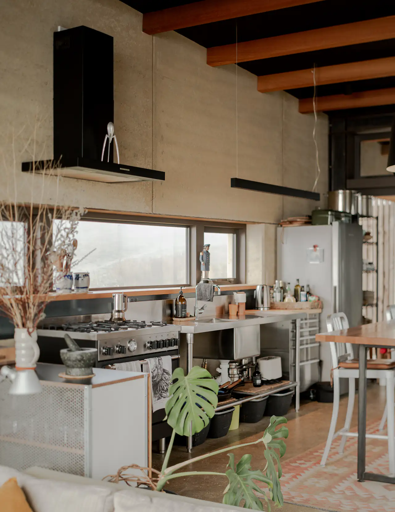 Photo 20 of 31 in This Rammed Earth Home in Remote New Zealand Has Some ...
