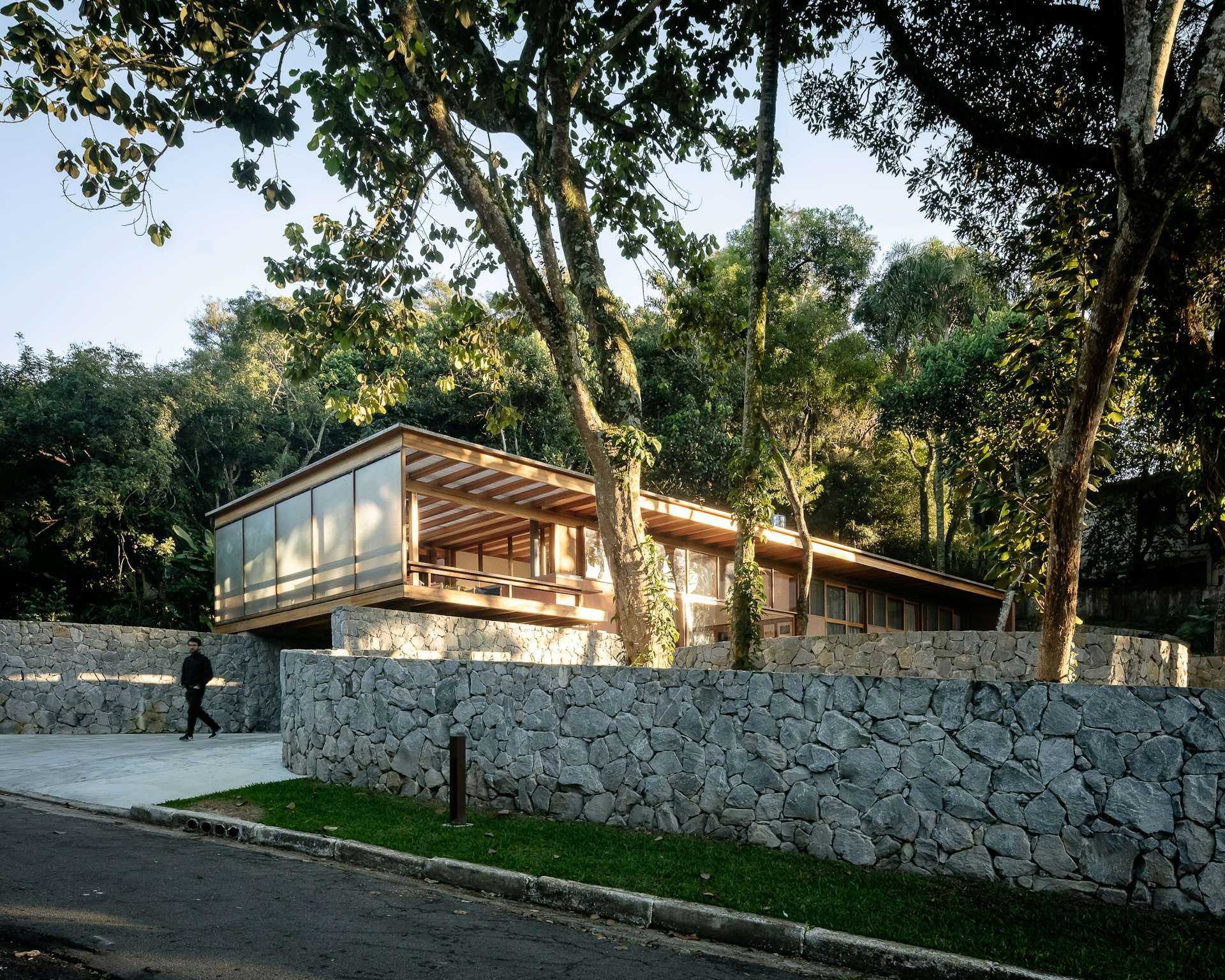 Photo 2 of 19 in Three Circular Terraces Lift This Brazilian Home Up ...