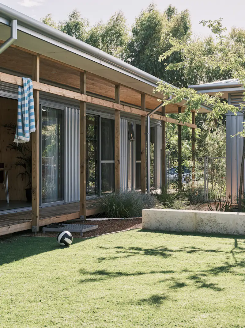 Photo 6 of 20 in This Suburban Australian Home Isn’t Afraid of a Little ...