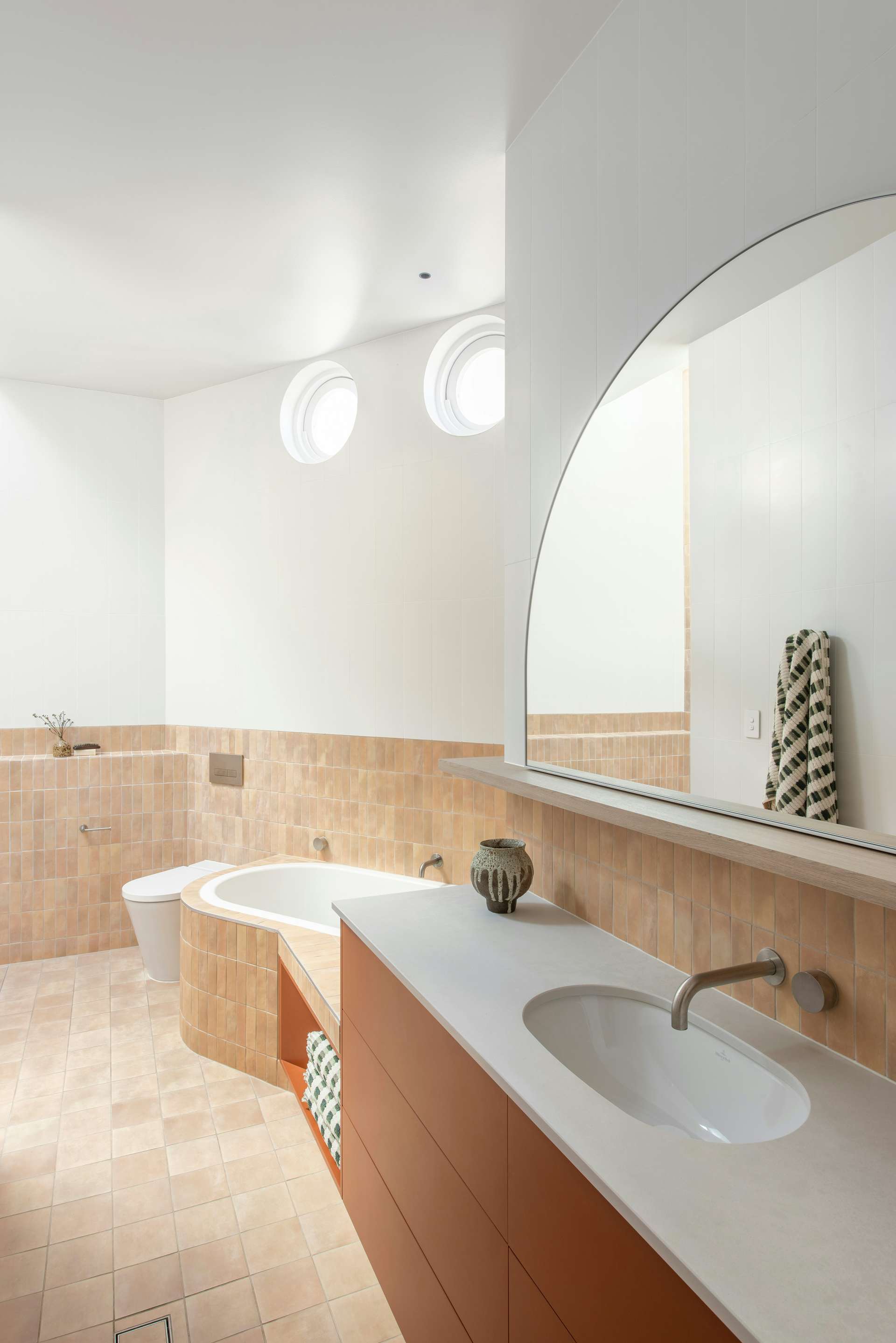 Photo 19 of 23 in This Elevated Australian Beach Shack Has a Vaporwave ...