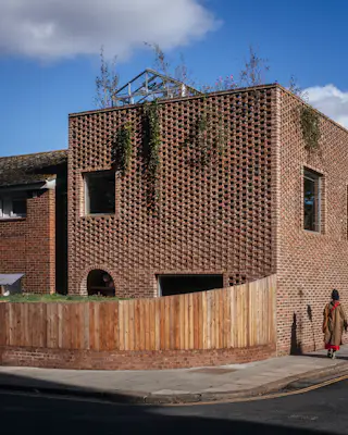 Photo 3 of 22 in Peckham House in London Stands Out Thanks to Hit-and ...