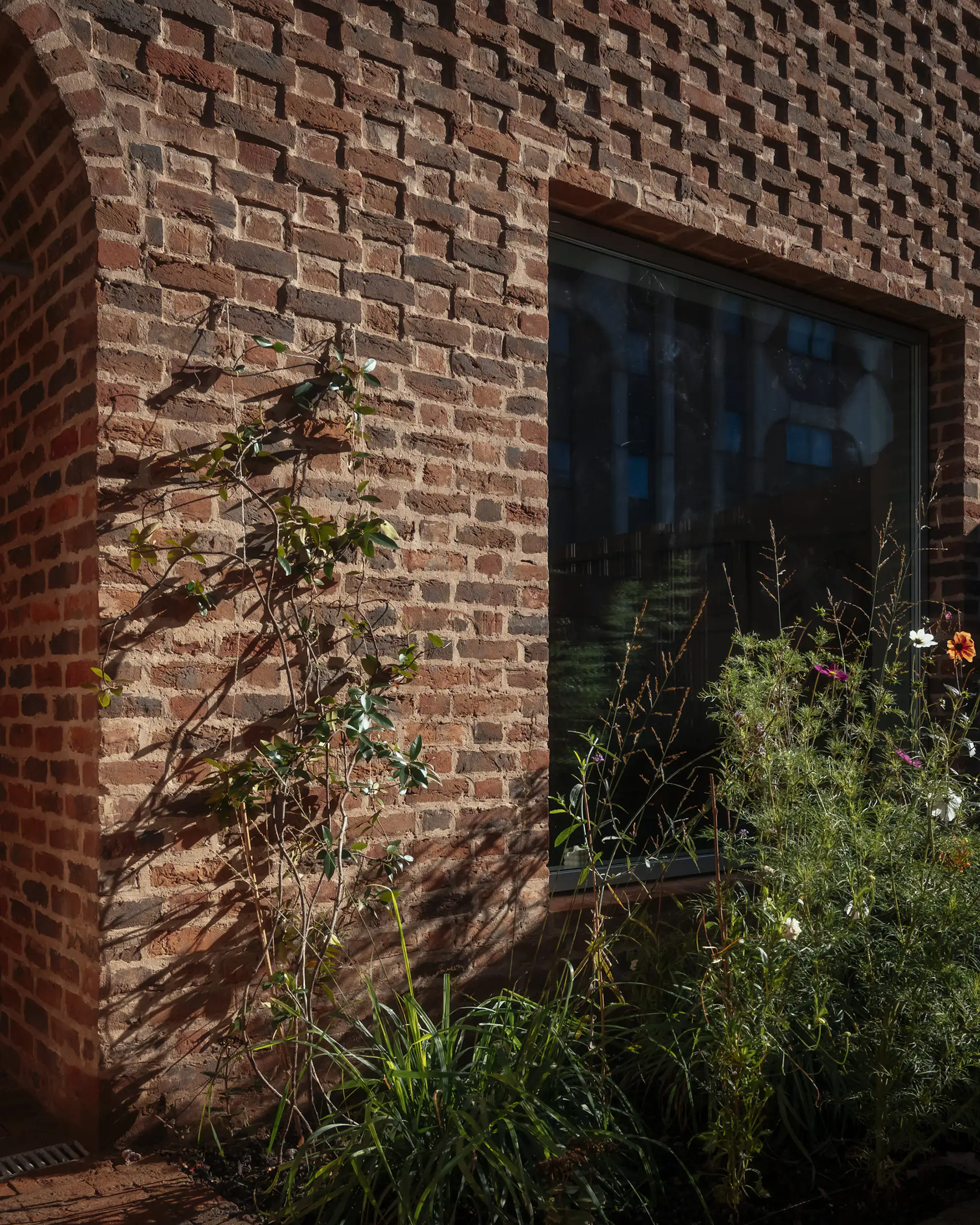 Photo 4 of 22 in Peckham House in London Stands Out Thanks to Hit-and ...