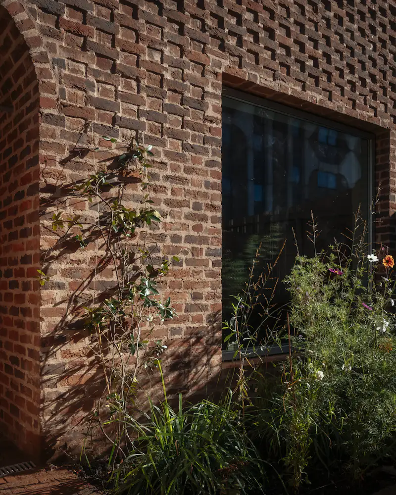 Photo 4 of 22 in Peckham House in London Stands Out Thanks to Hit-and ...