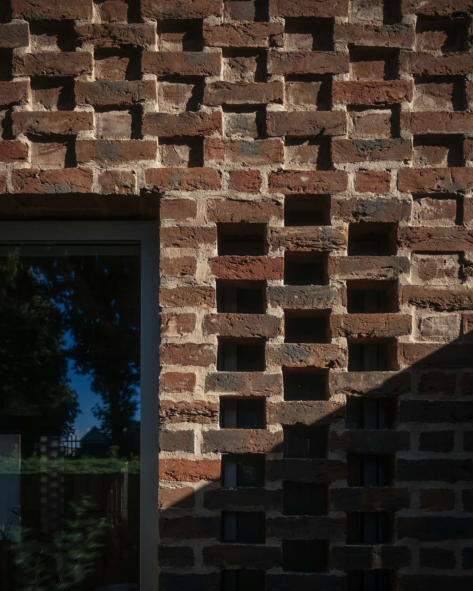 Photo 4 of 22 in Peckham House in London Stands Out Thanks to Hit-and-Miss Brickwork - Dwell