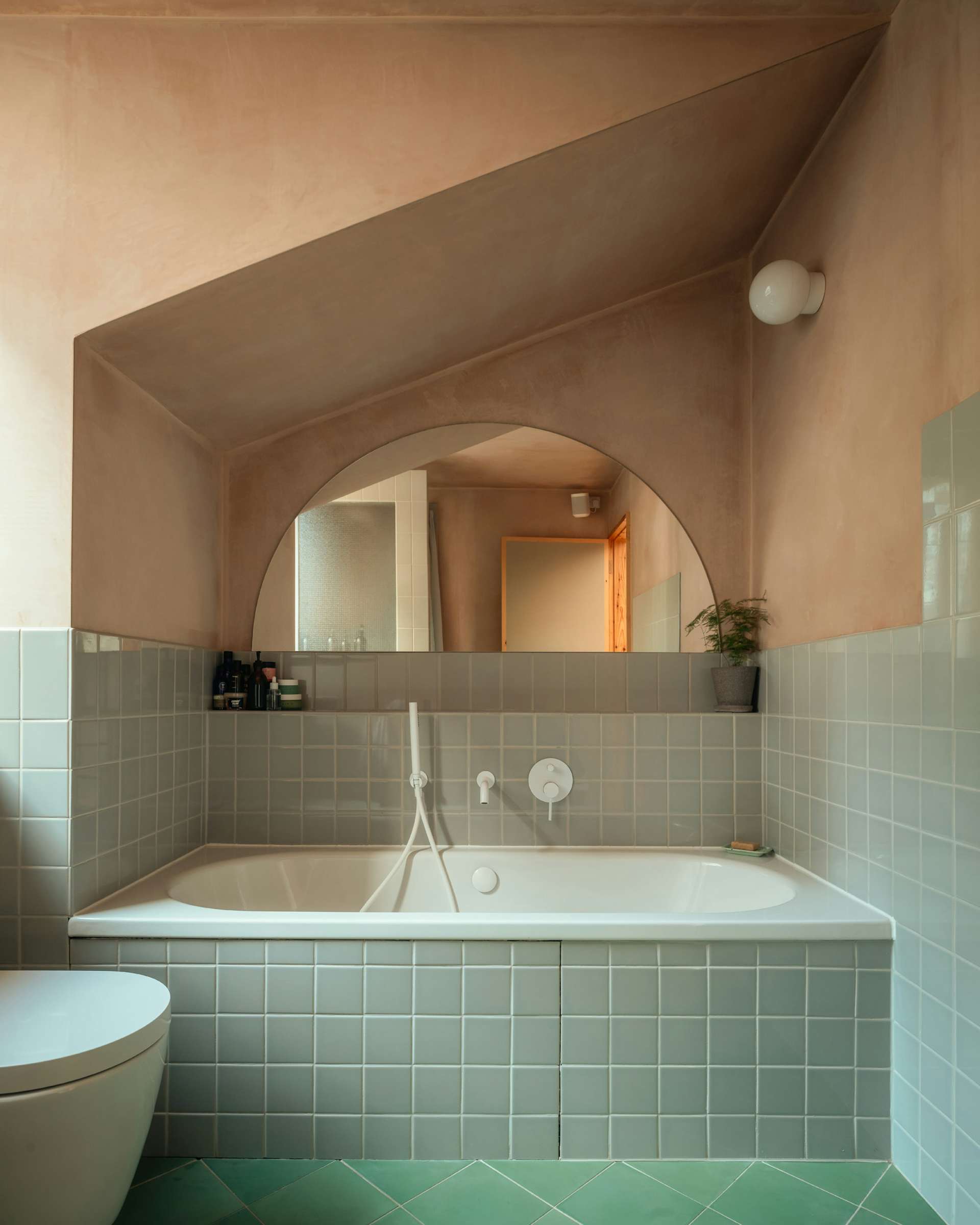 Photo 16 of 22 in Peckham House in London Stands Out Thanks to Hit-and ...