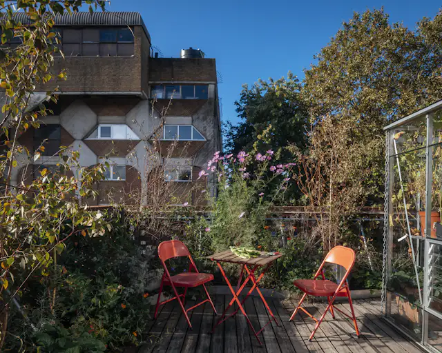 Photo 20 of 22 in Peckham House in London Stands Out Thanks to Hit-and ...