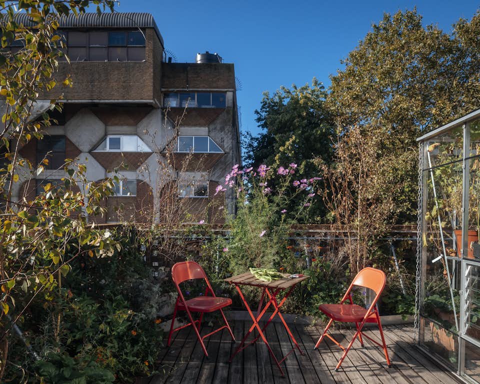 Photo 20 of 22 in Peckham House in London Stands Out Thanks to Hit-and ...