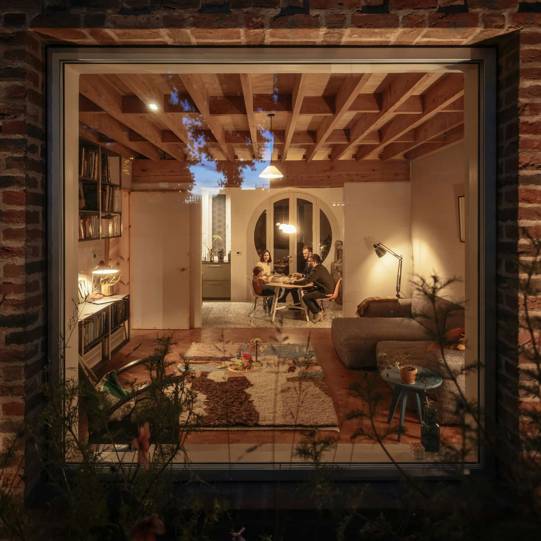 Photo 20 of 22 in Peckham House in London Stands Out Thanks to Hit-and ...