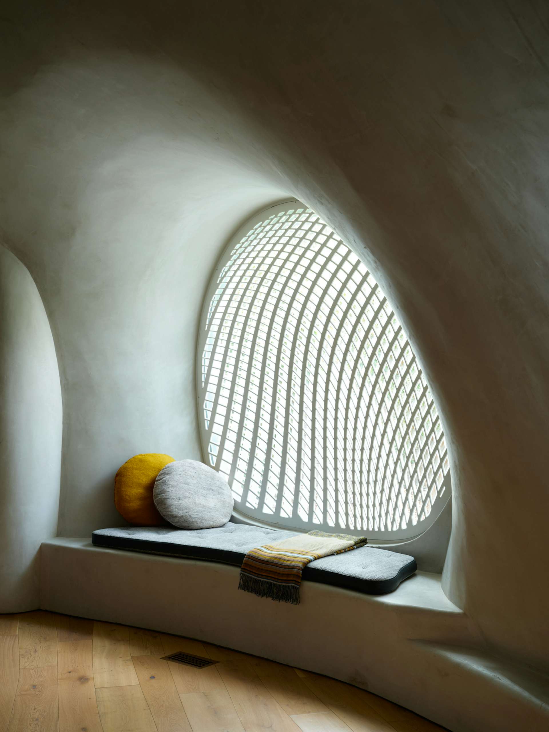 Photo 12 of 15 in The Secret Behind This Malibu Home’s Hard Concrete Shell? Air. - Dwell