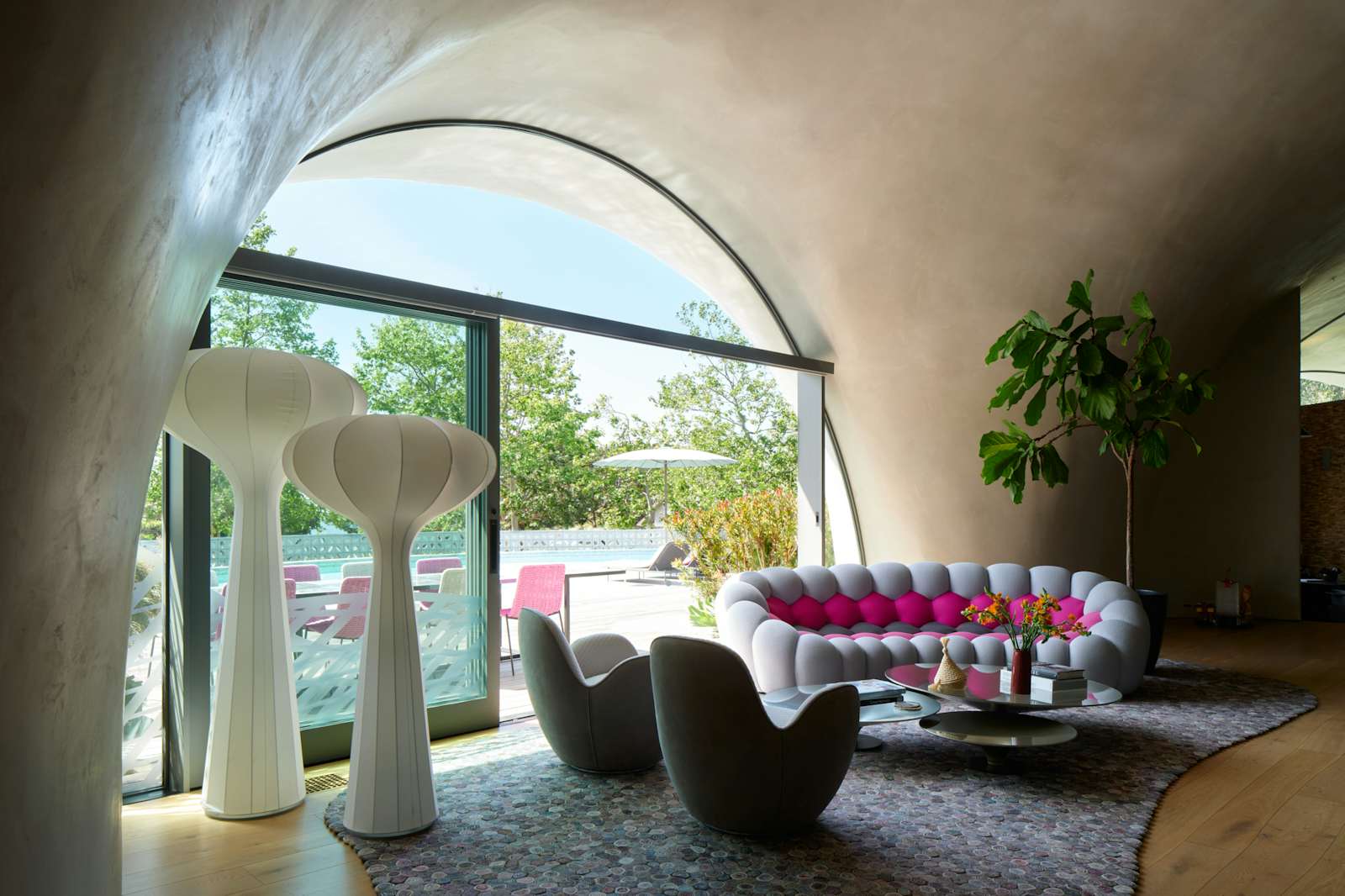 Photo 8 of 15 in The Secret Behind This Malibu Home’s Hard Concrete Shell? Air. - Dwell