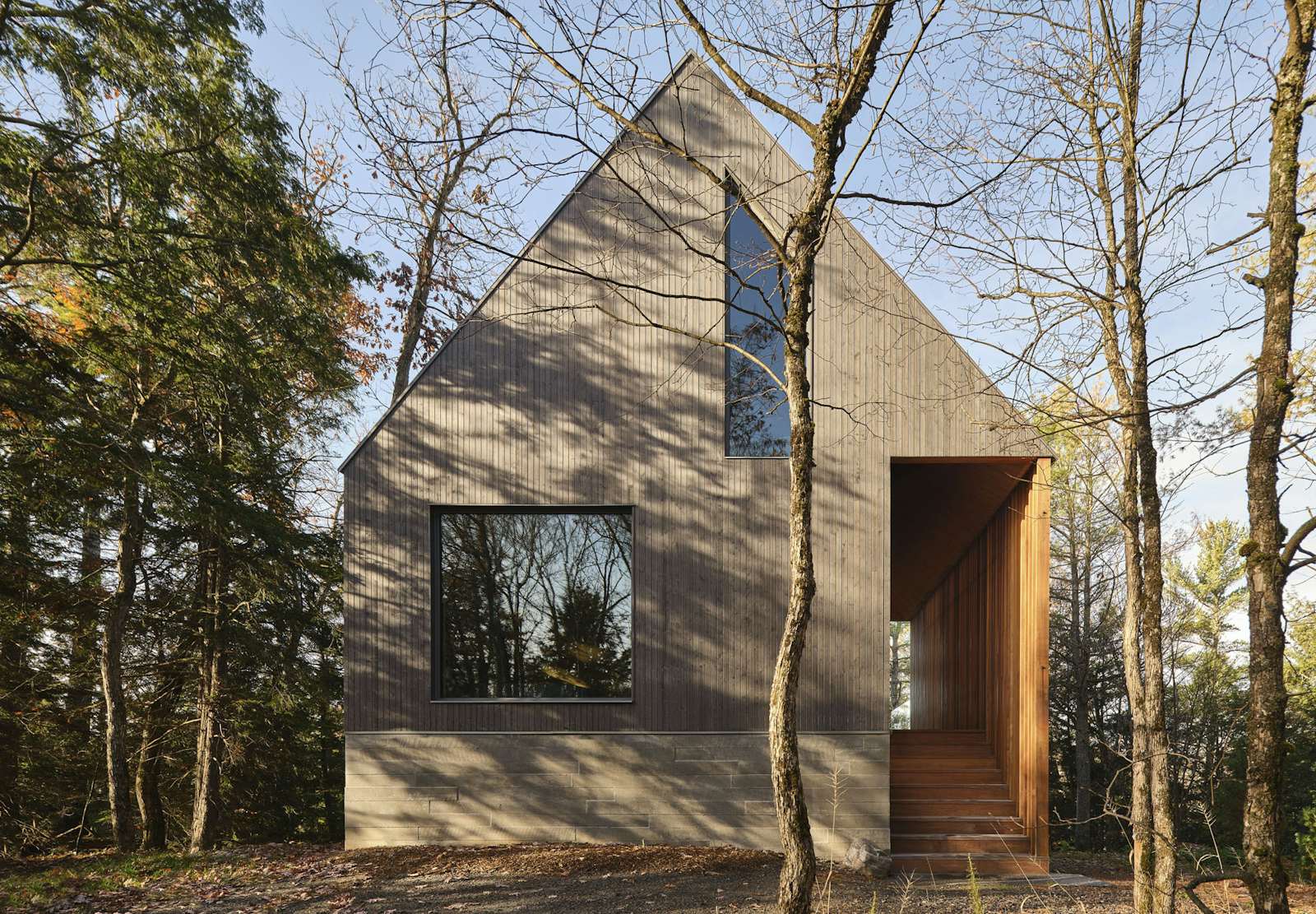 Photo 1 of 16 in This Compact Canadian Home Reimagines The Classic Log ...