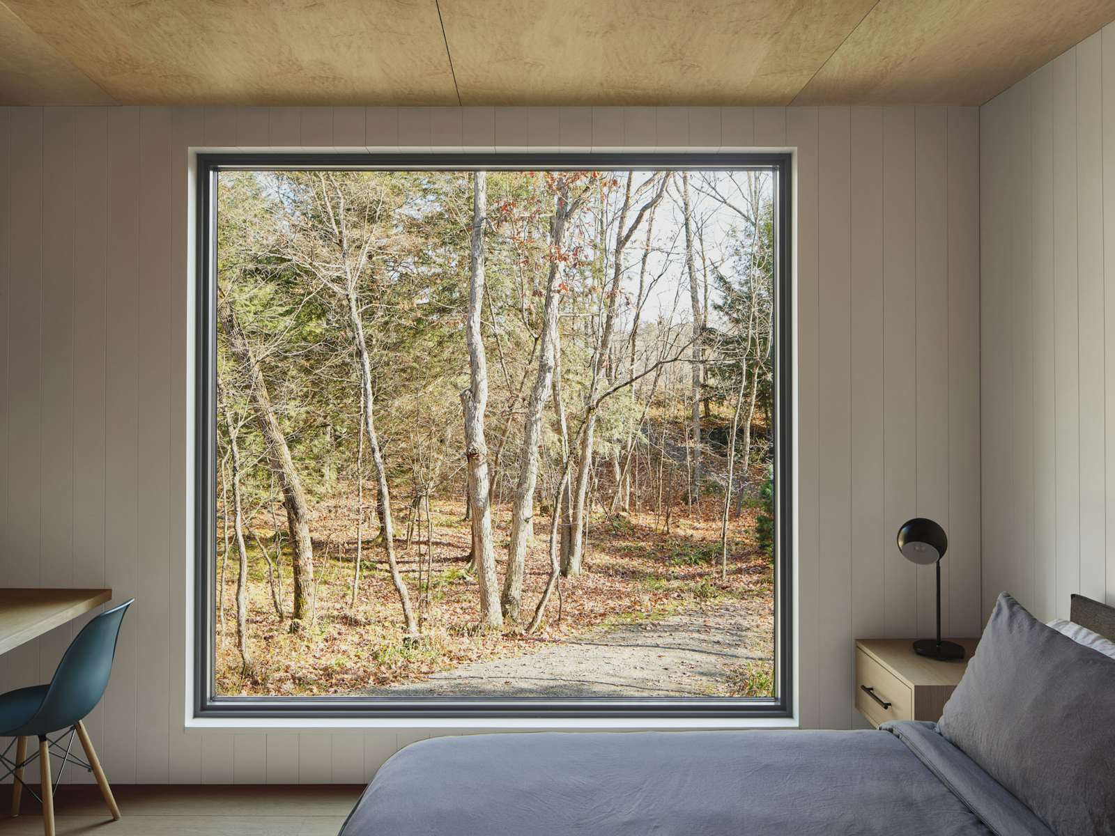 Photo 13 of 16 in This Compact Canadian Home Reimagines The Classic Log ...