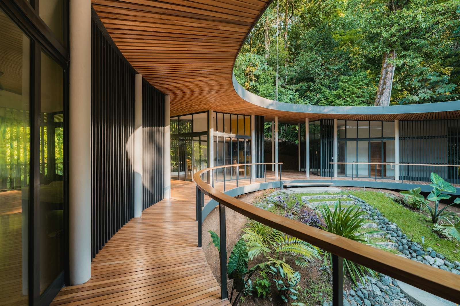 Photo 15 of 16 in Macaws and Howler Monkeys Are the Neighbors at This ...