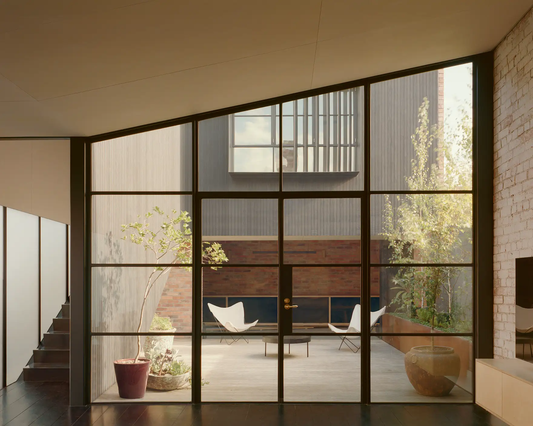 Photo 11 of 18 in Frosted Windows at This Australian Home Hide the ...