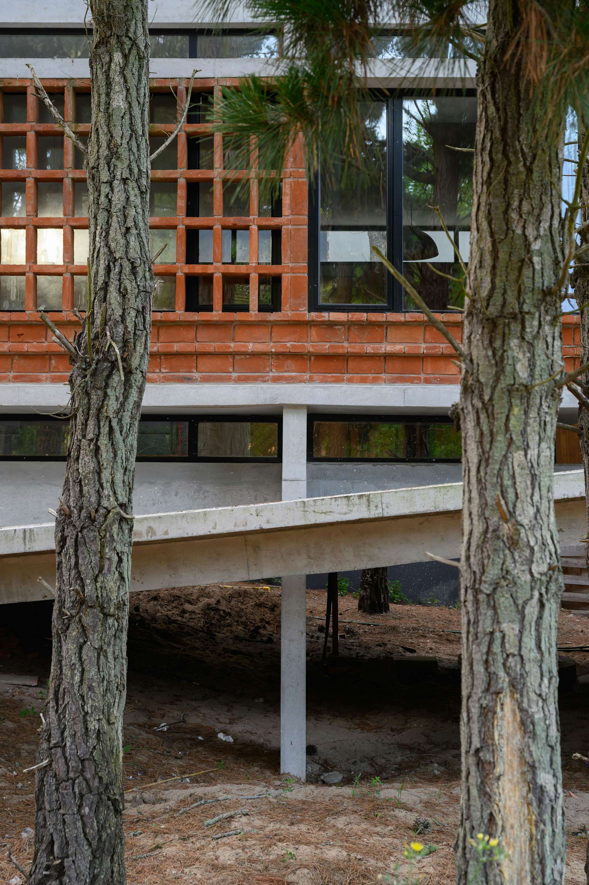 Photo 8 of 15 in A “No-Maintenance” Home in Coastal Argentina Rehashes ...