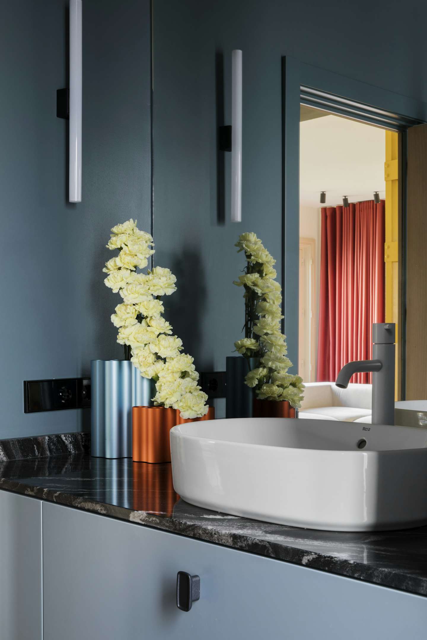 Photo 15 of 15 in A Crimson Curtain Makes This Madrid Flat Look Like a ...