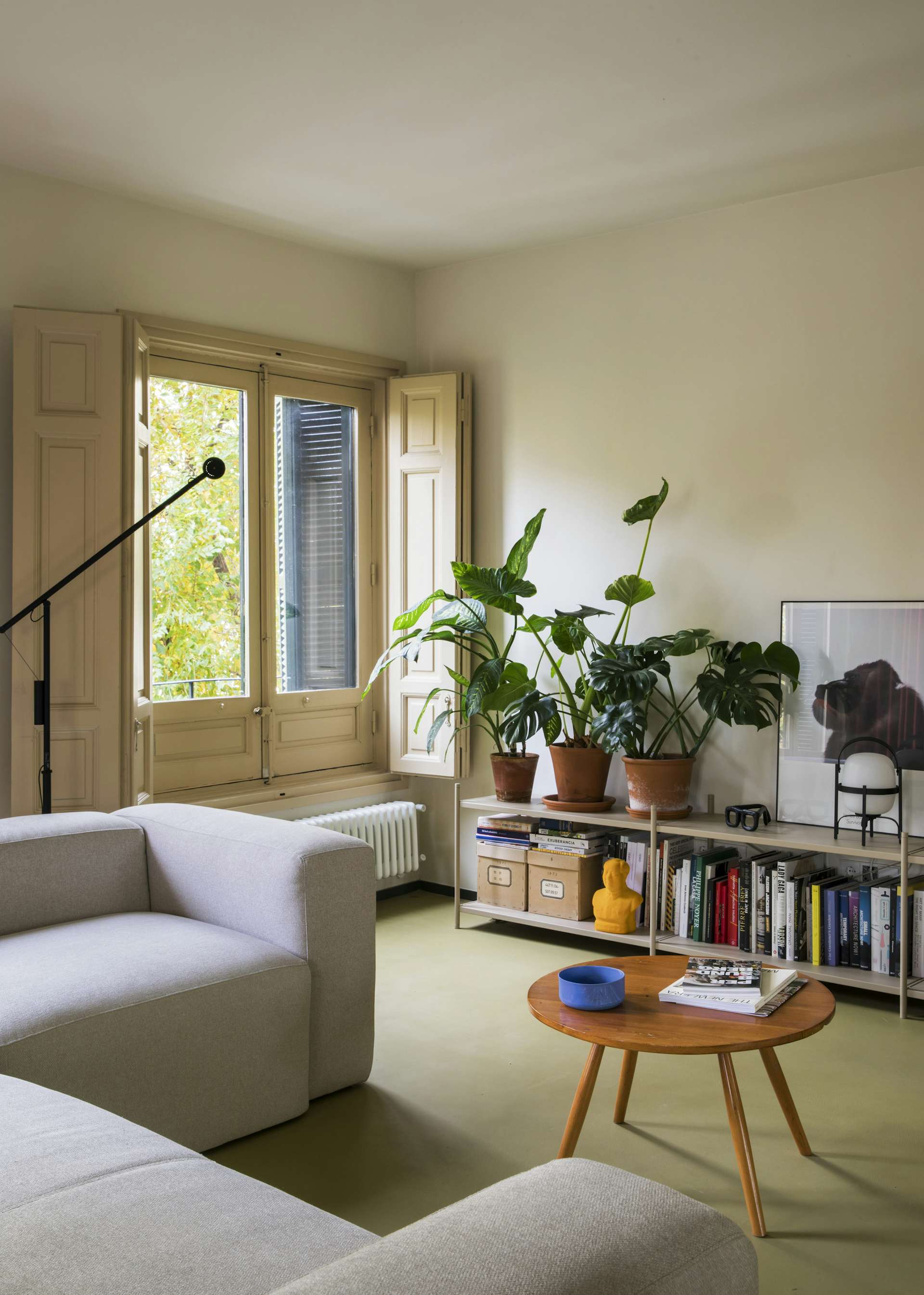 Photo 4 of 15 in A Crimson Curtain Makes This Madrid Flat Look Like a ...