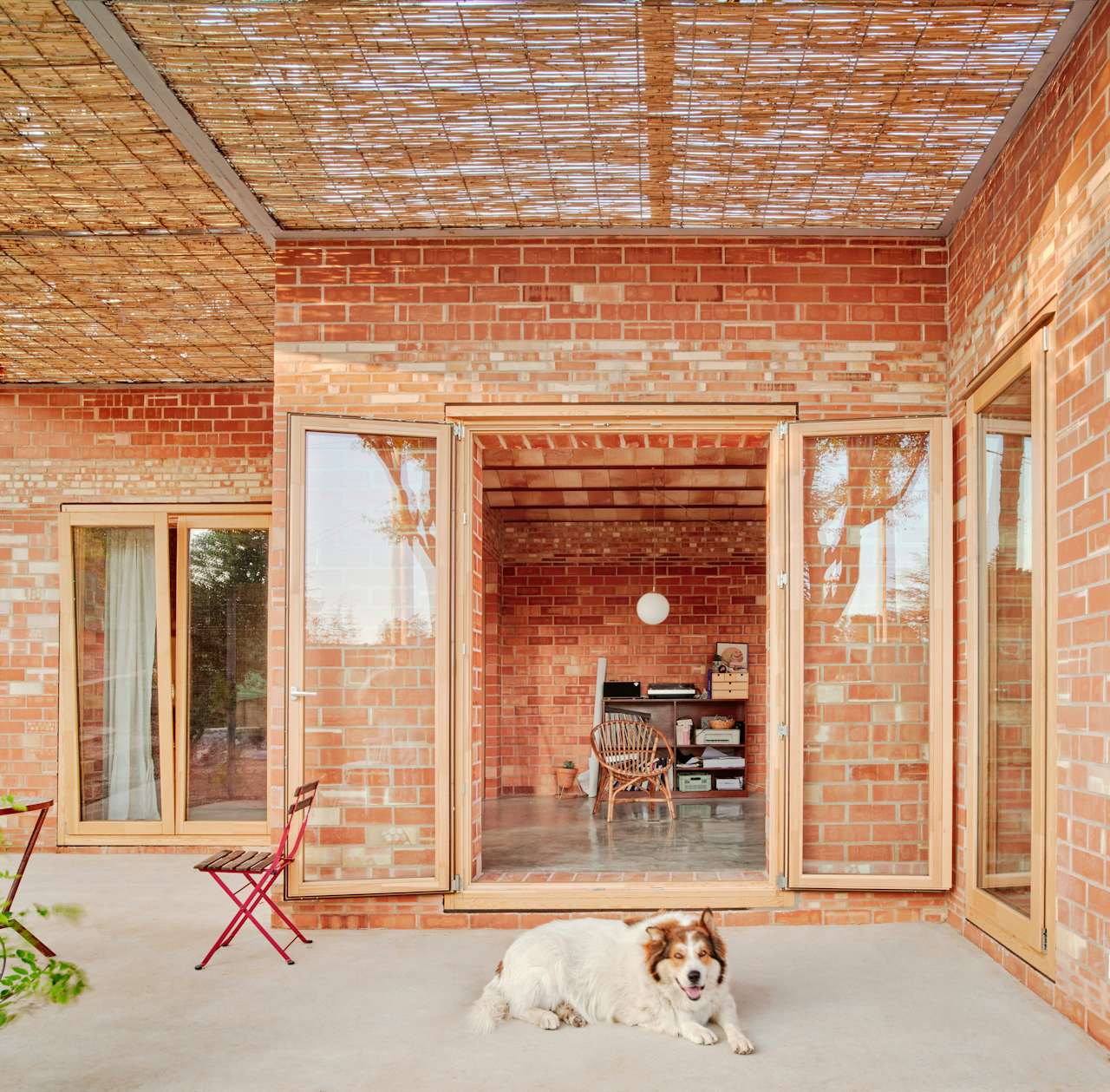 Photo 8 of 10 in There’s No Front Door at This Family Home Outside ...