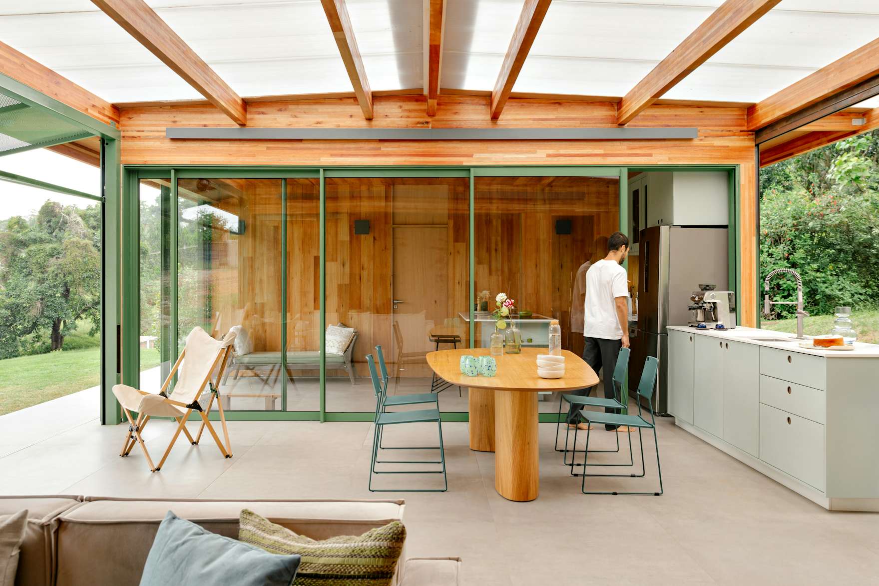 Photo 3 of 10 in Translucent Panels Top This Airy Retreat Outside São ...