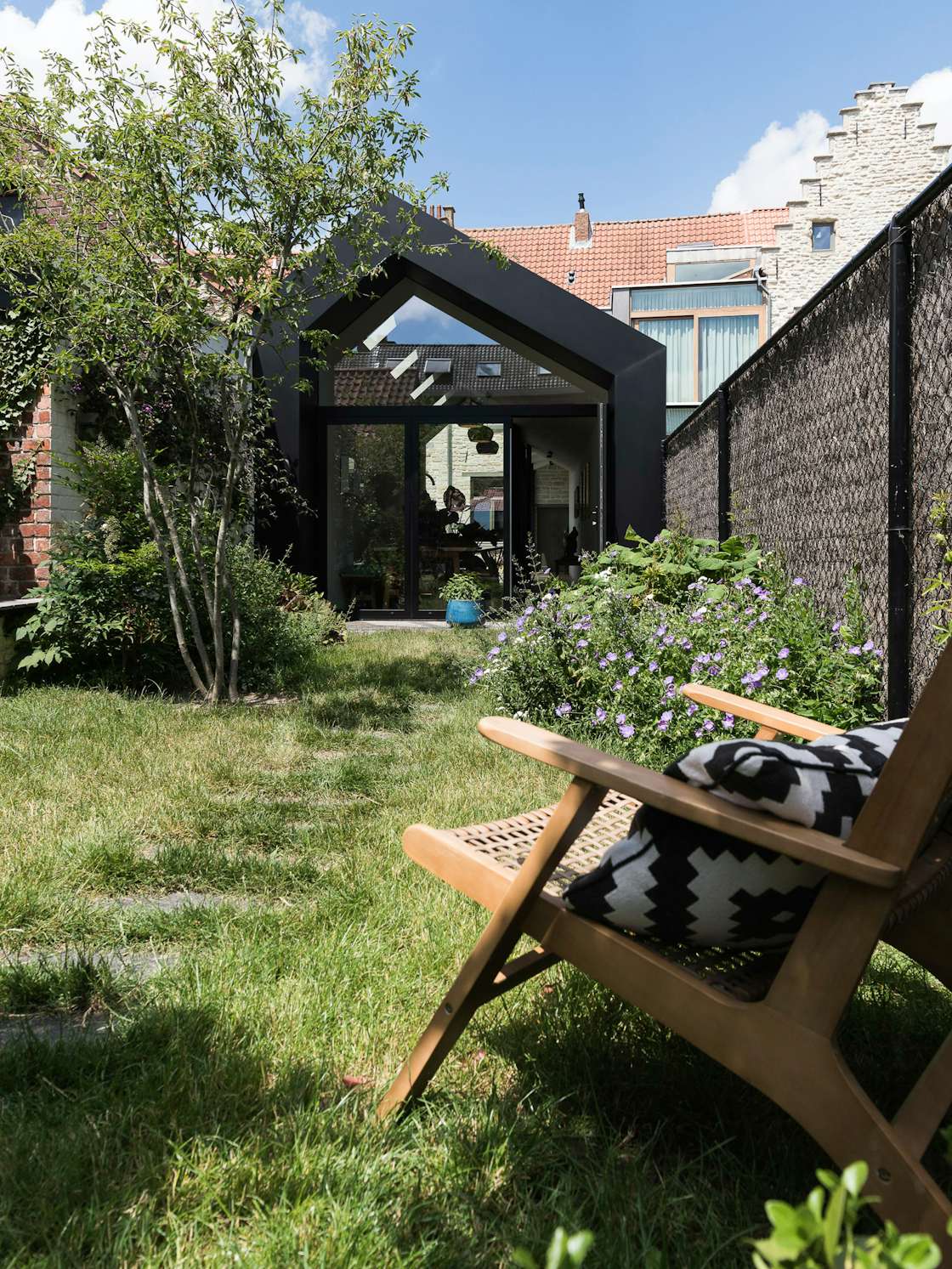 Photo 8 of 11 in An Extension With a Pool Links a Narrow Belgian Home ...