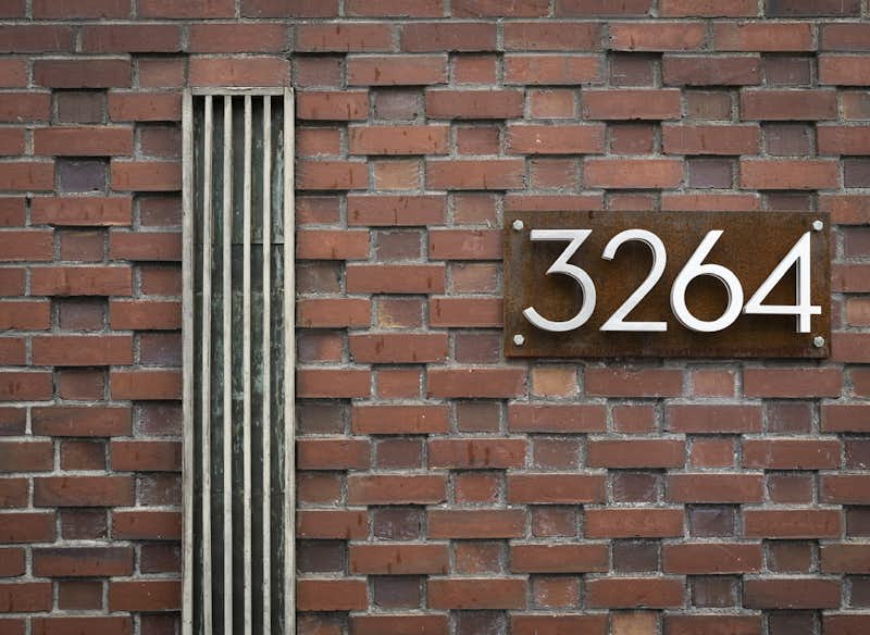 A Refreshed Midcentury Seattle House Keeps the Details and Cleans Out ...