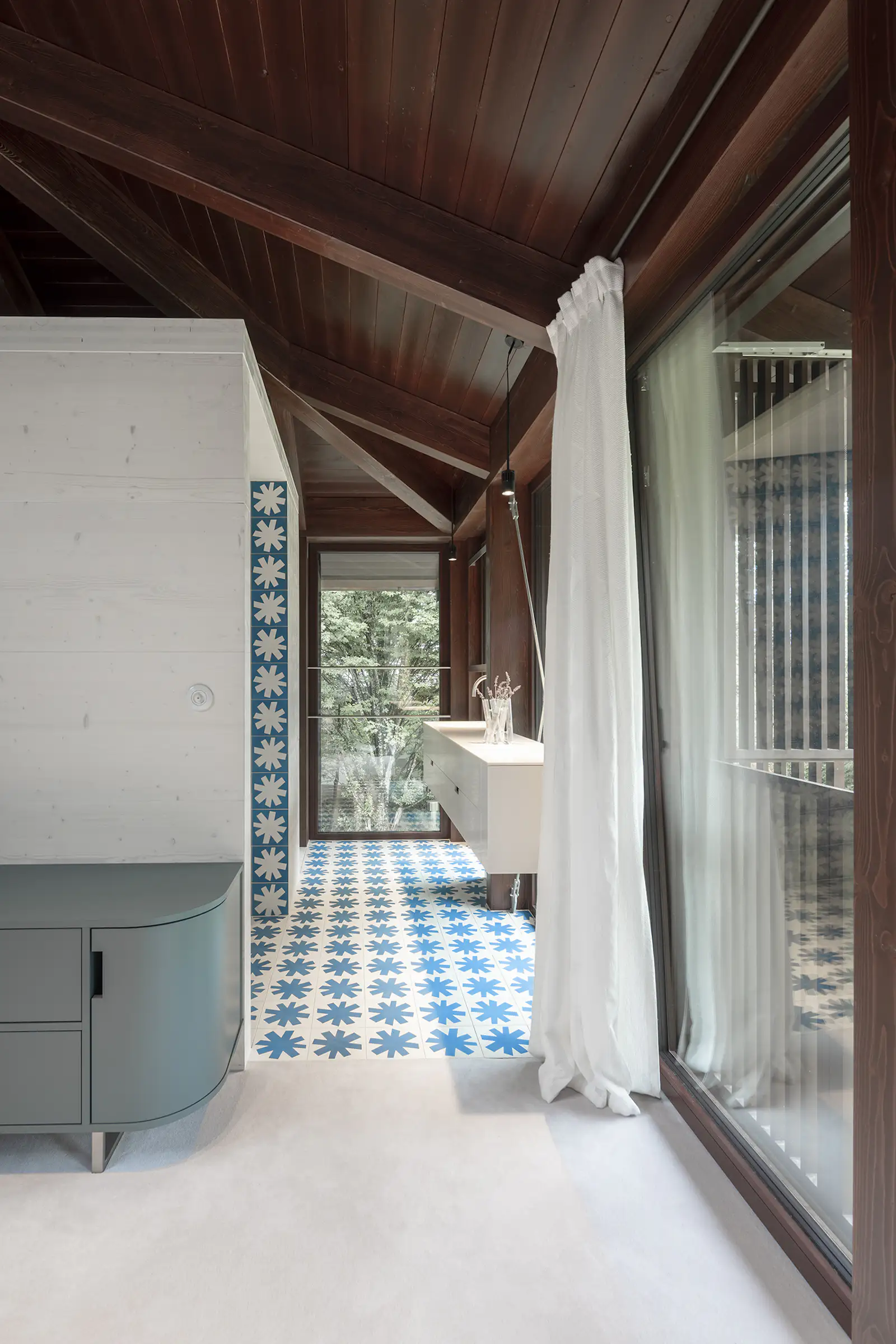 Photo 18 of 31 in Lakehouse in Zell by Steiner Architecture f/f - Dwell